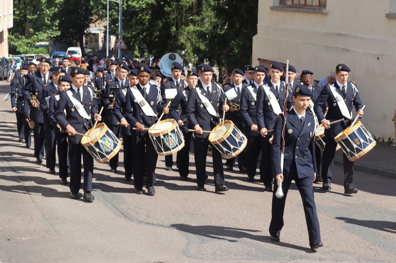 VIDEO : Quand la fanfare du Lycée Militaire reprend «Fireworks» de Katy Perry... - Autun Infos