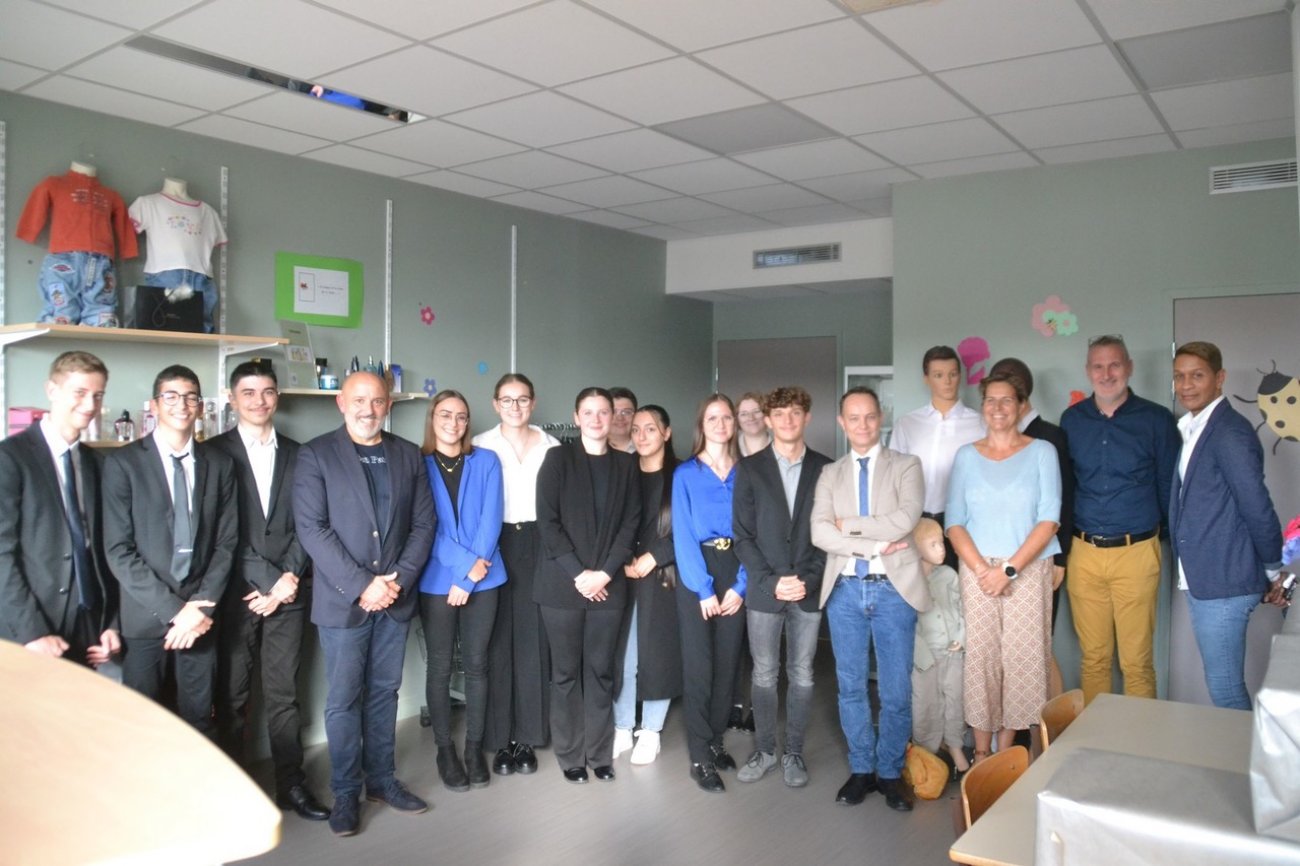 LE CREUSOT : Le partenariat entre le lycée Léon Blum et la boutique éphémère de la Ville est une ...
