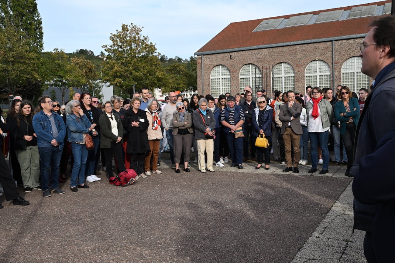 LE CREUSOT : Une émouvante minute de silence en mémoire de Dominique Bernard à l’occasion de l ...