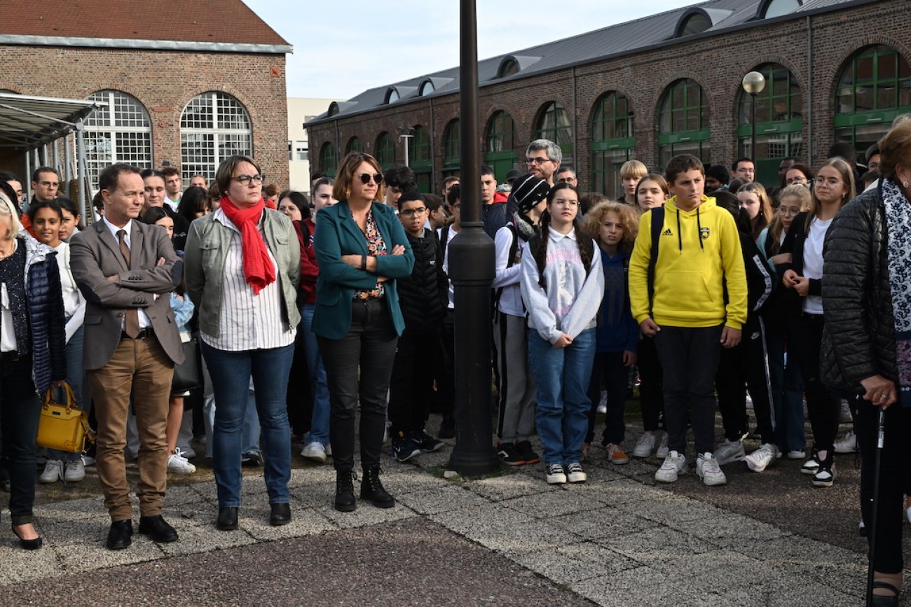LE CREUSOT : Une émouvante minute de silence en mémoire de Dominique Bernard à l’occasion de l ...