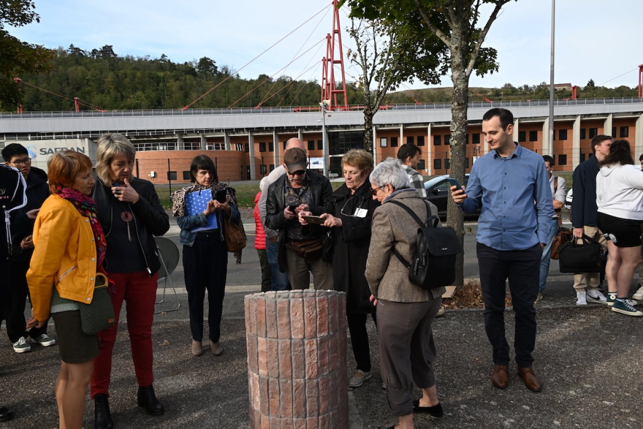 LE CREUSOT : Une émouvante minute de silence en mémoire de Dominique Bernard à l’occasion de l ...