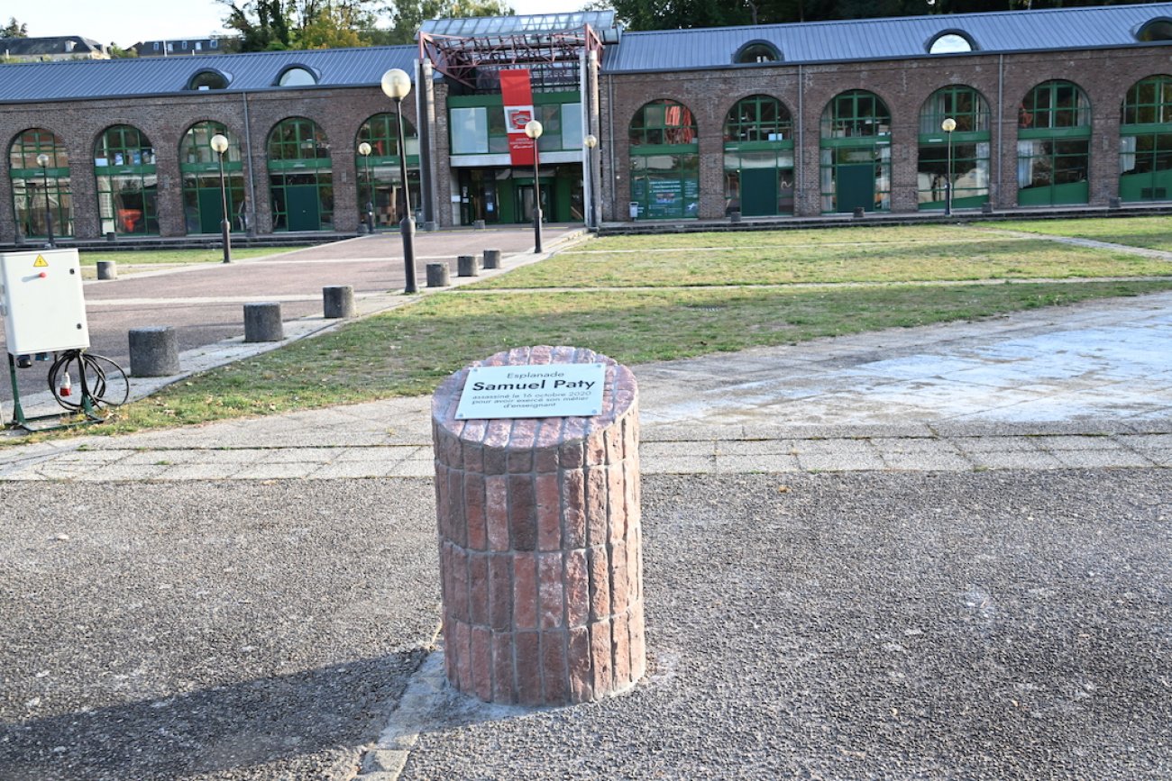 LE CREUSOT : Une émouvante minute de silence en mémoire de Dominique Bernard à l’occasion de l ...