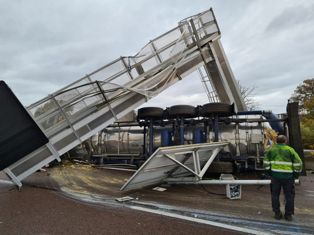 CÔTE-D'OR : Un poids-lourd transportant des matières dangereuses se renverse sur l'A6 - Infos Dijon