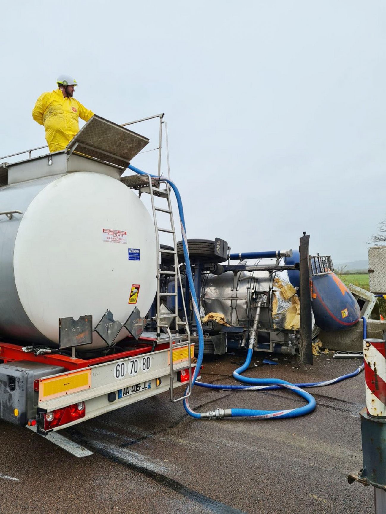 CÔTE-D'OR : Un poids-lourd transportant des matières dangereuses se renverse sur l'A6 - Infos Dijon