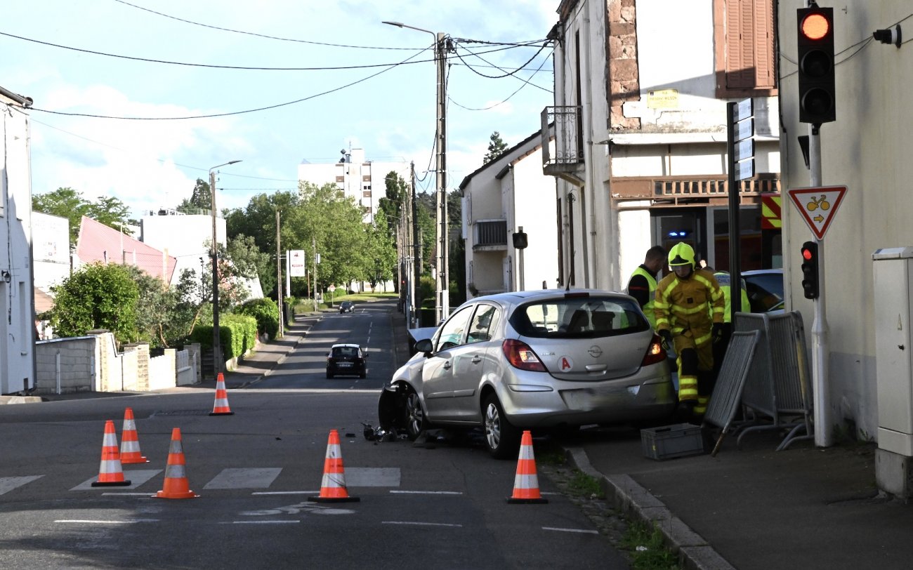LE CREUSOT : Un blessé dans une violente collision dans le bas des 4 Chemins - Creusot Infos