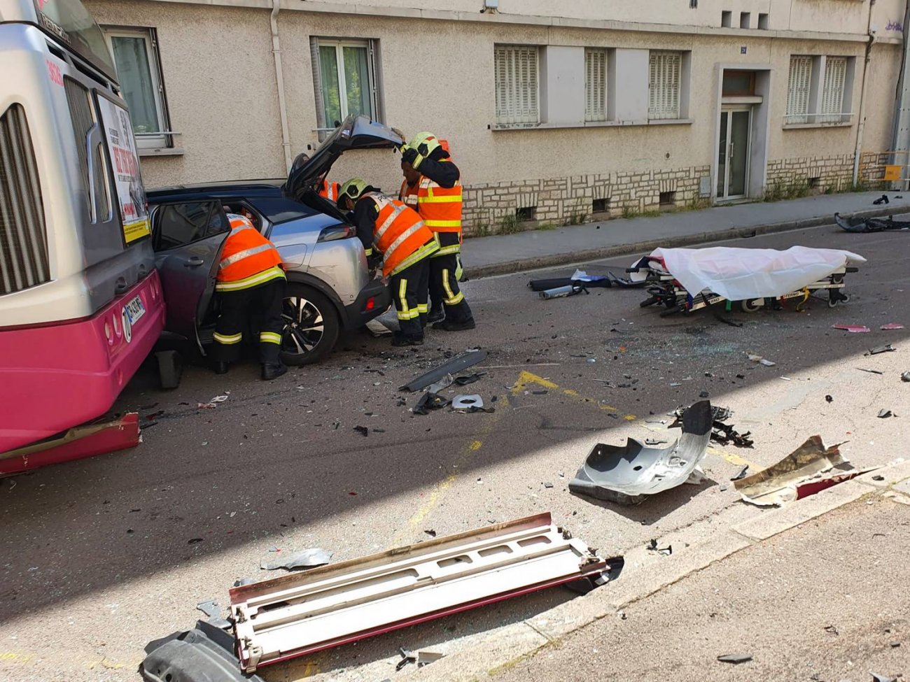 DIJON : Un homme grièvement blessé dans un accident impliquant un bus et quatre véhicules rue de ...