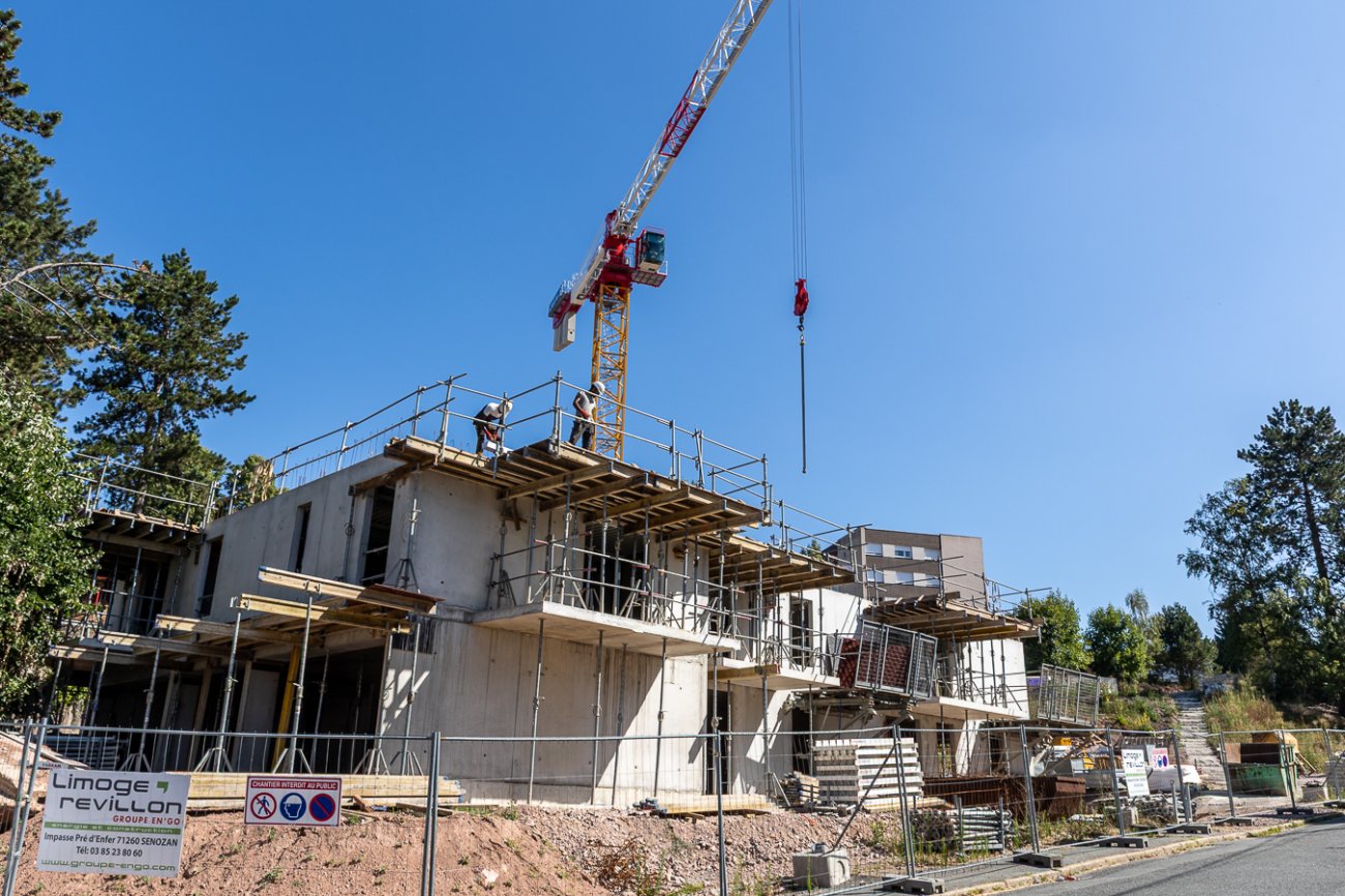 LE CREUSOT : Une première botte de paille symbolique pour une reconstruction durable et locale ...