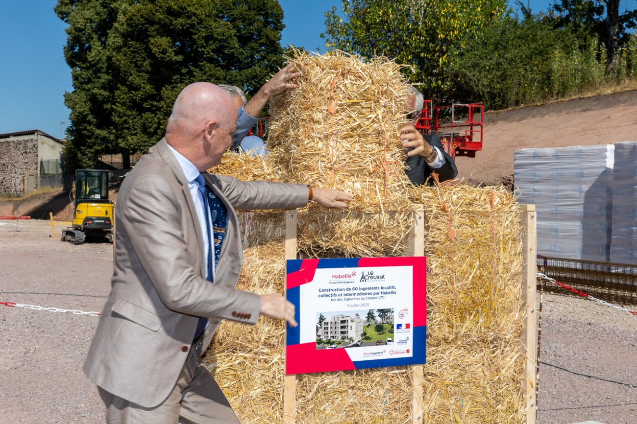 LE CREUSOT : Une première botte de paille symbolique pour une reconstruction durable et locale ...