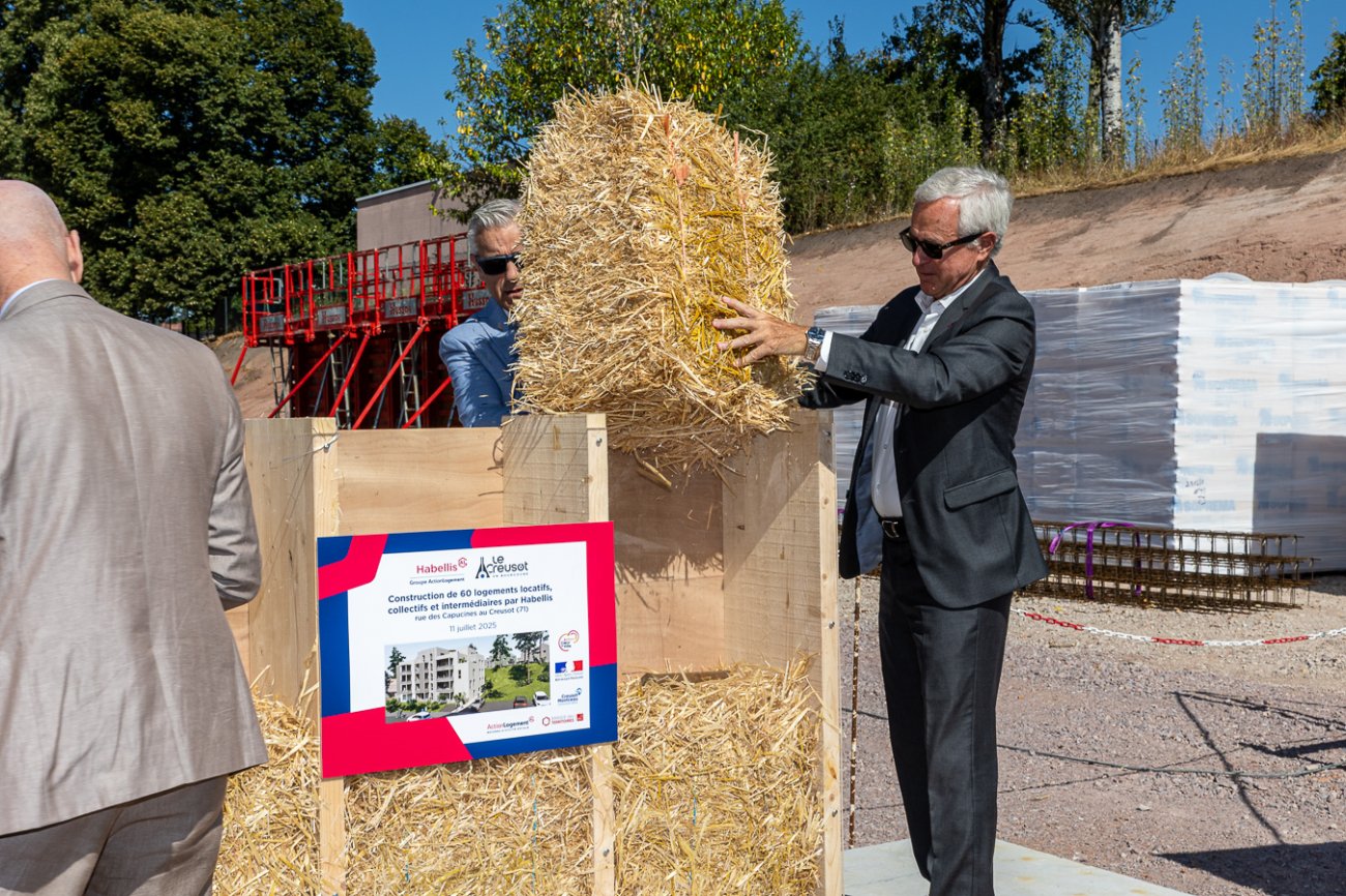 LE CREUSOT : Une première botte de paille symbolique pour une reconstruction durable et locale ...