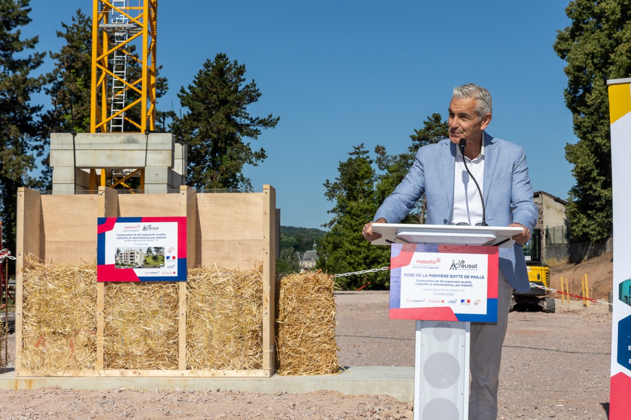 LE CREUSOT : Une première botte de paille symbolique pour une reconstruction durable et locale ...