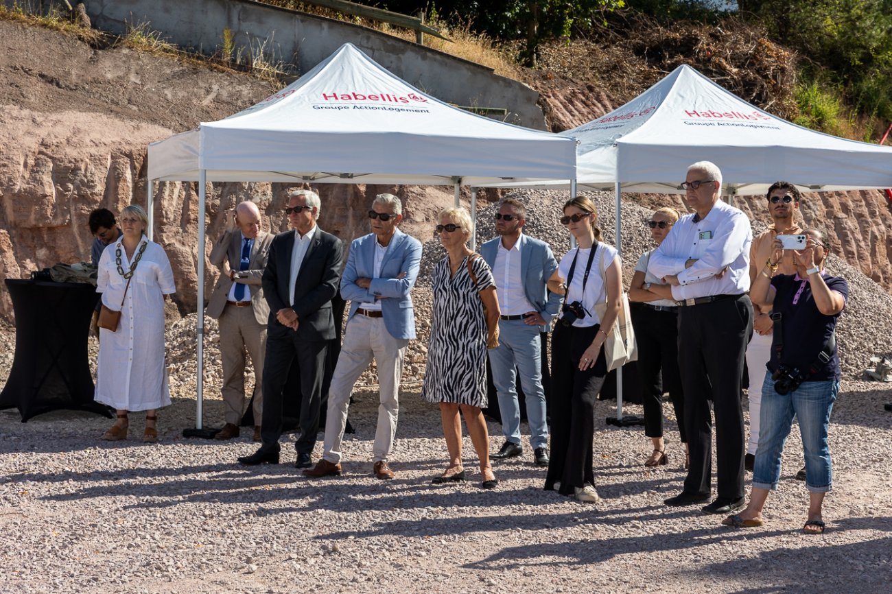 LE CREUSOT : Une première botte de paille symbolique pour une reconstruction durable et locale ...