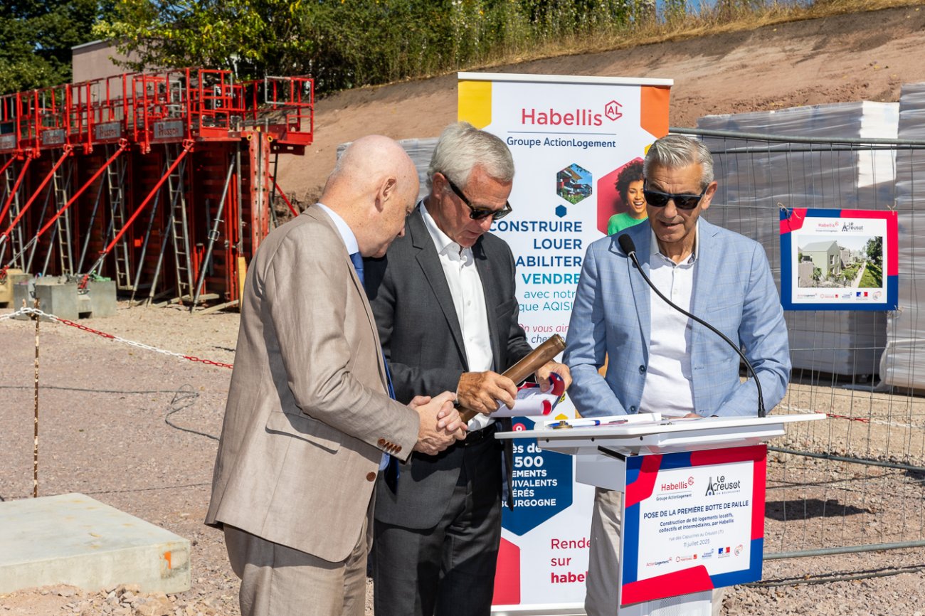LE CREUSOT : Une première botte de paille symbolique pour une reconstruction durable et locale ...