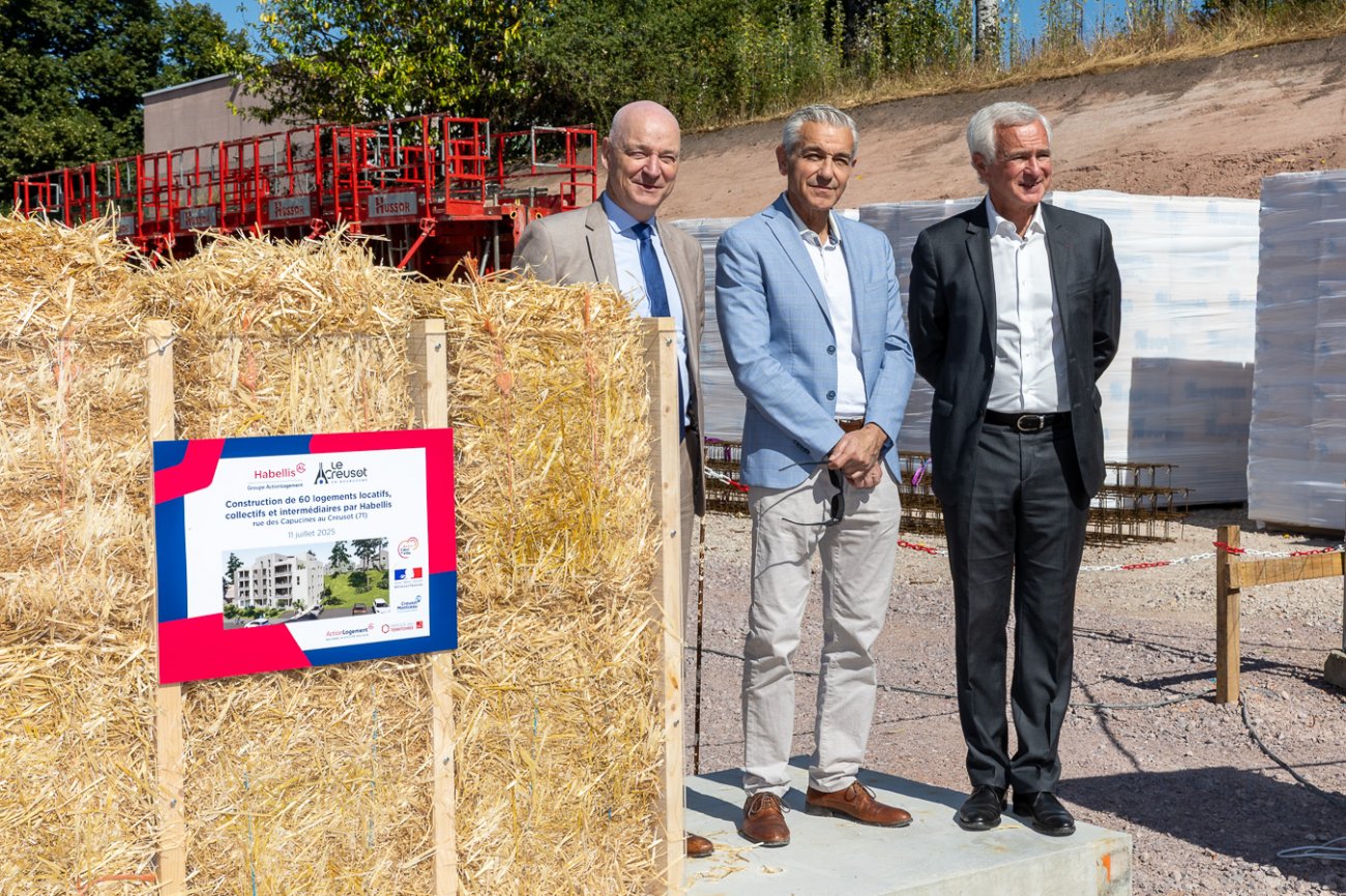 LE CREUSOT : Une première botte de paille symbolique pour une reconstruction durable et locale ...