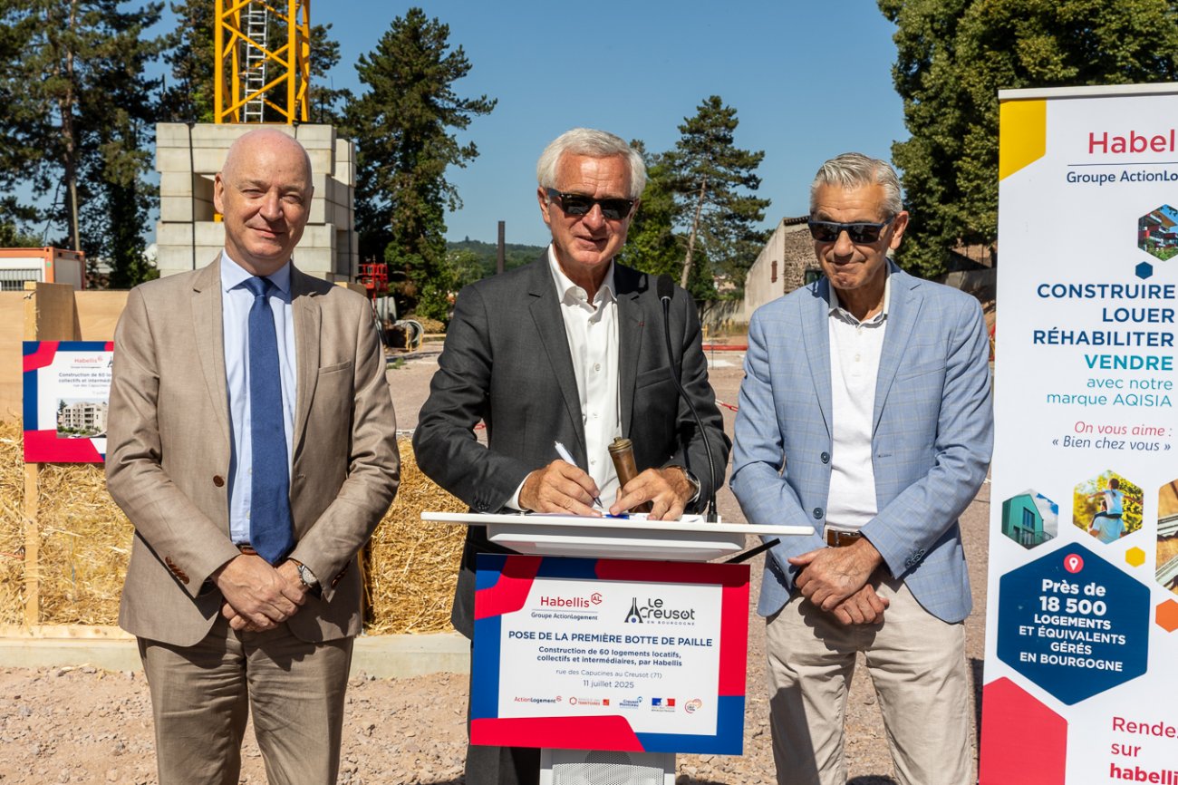 LE CREUSOT : Une première botte de paille symbolique pour une reconstruction durable et locale ...