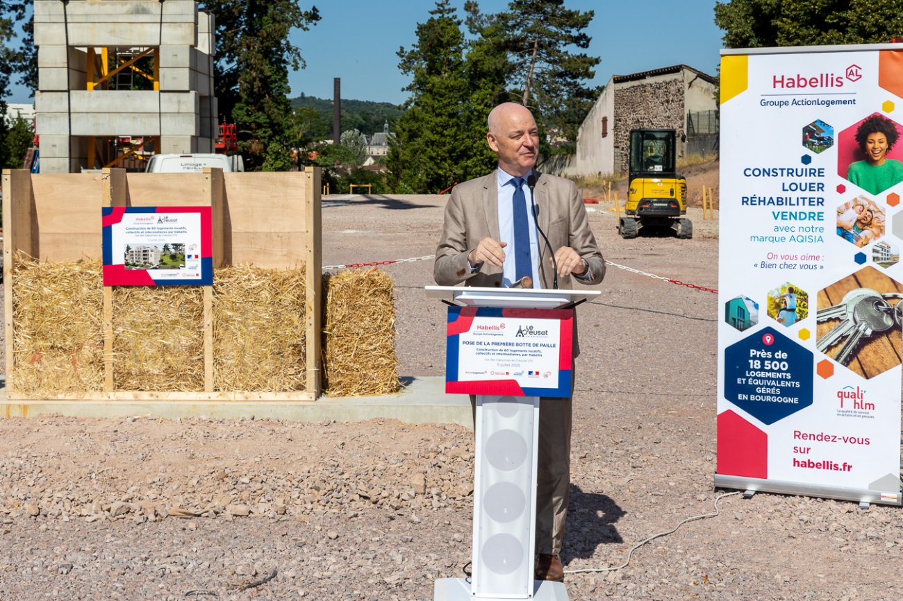 LE CREUSOT : Une première botte de paille symbolique pour une reconstruction durable et locale ...