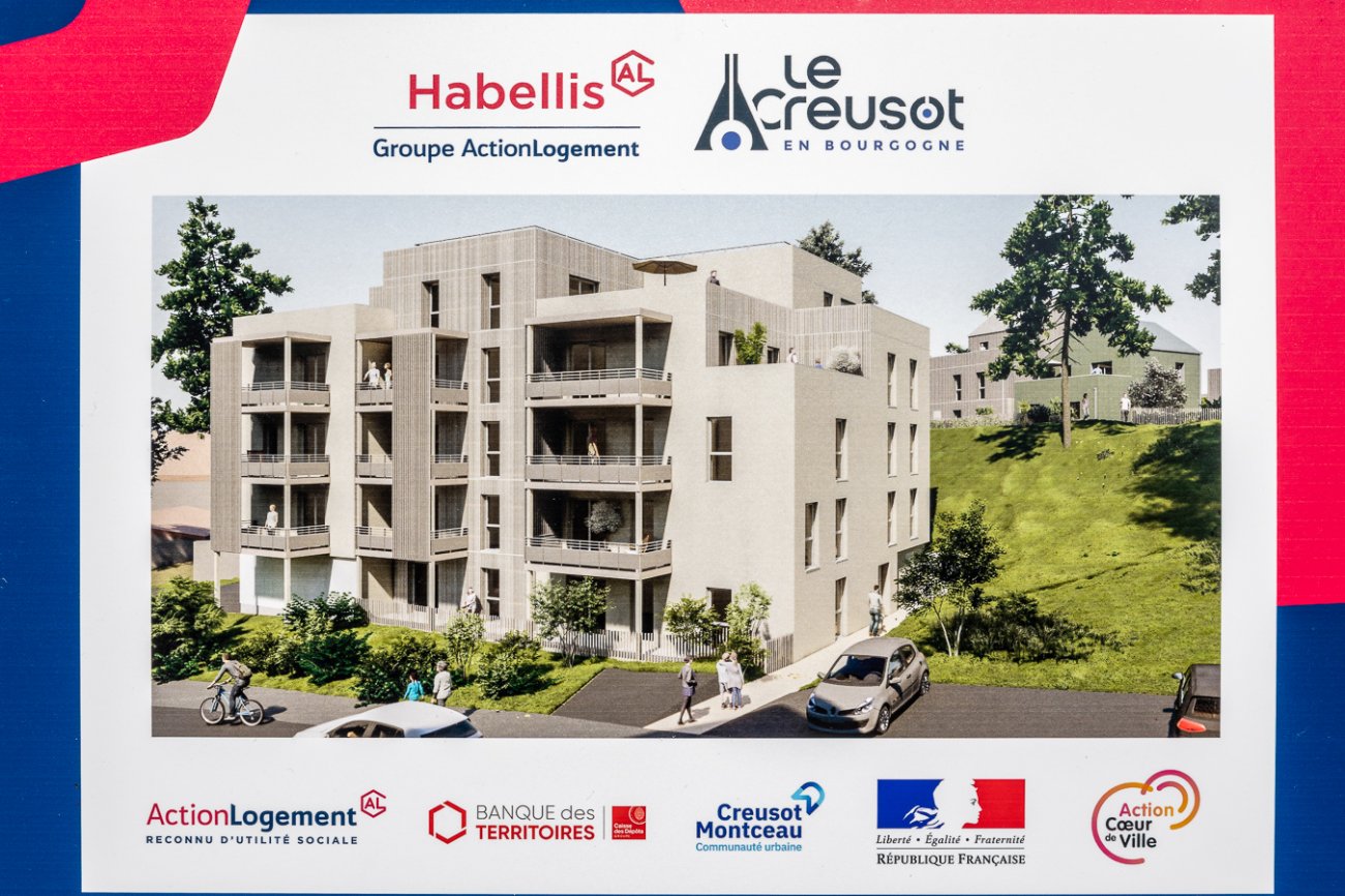 LE CREUSOT : Une première botte de paille symbolique pour une reconstruction durable et locale ...