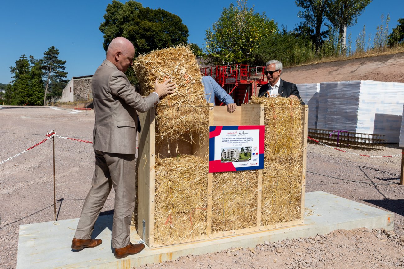 LE CREUSOT : Une première botte de paille symbolique pour une reconstruction durable et locale ...