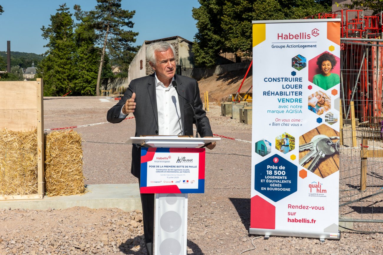 LE CREUSOT : Une première botte de paille symbolique pour une reconstruction durable et locale ...