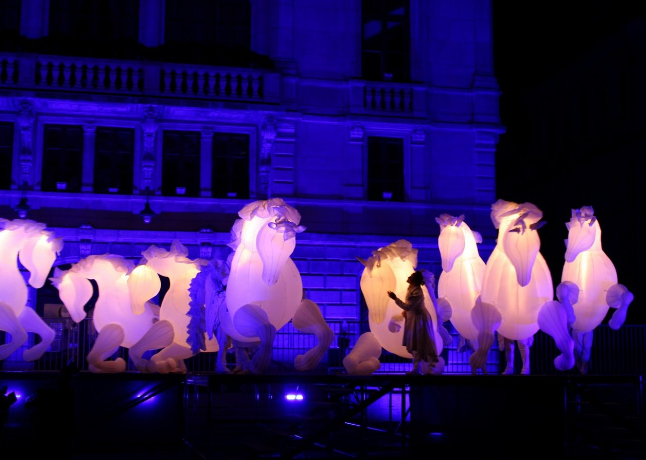 AUTUN : Spectacle poétique et féérique sur la place du Champ de Mars envahie par des milliers de ...