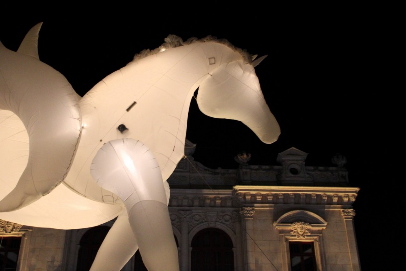 AUTUN : Spectacle poétique et féérique sur la place du Champ de Mars envahie par des milliers de ...