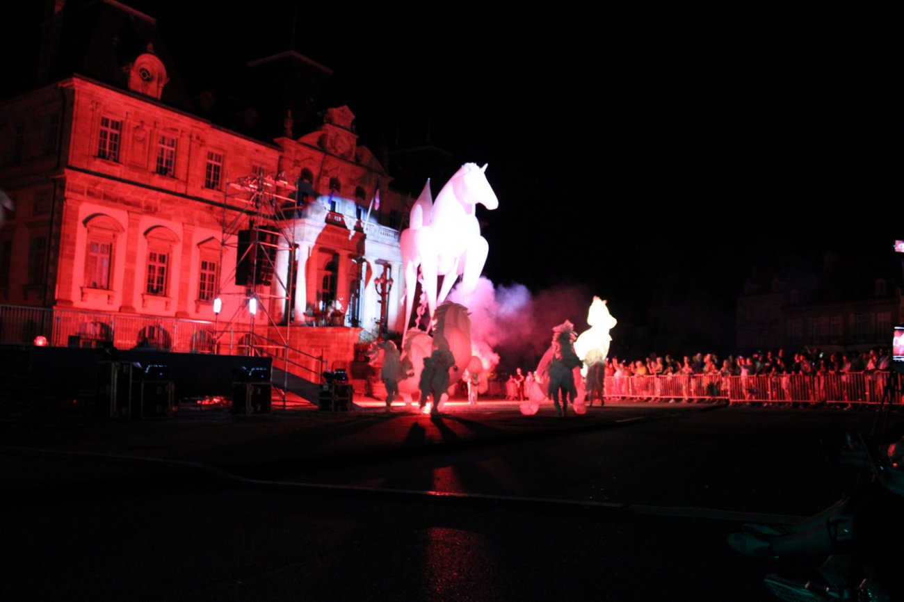 AUTUN : Spectacle poétique et féérique sur la place du Champ de Mars envahie par des milliers de ...