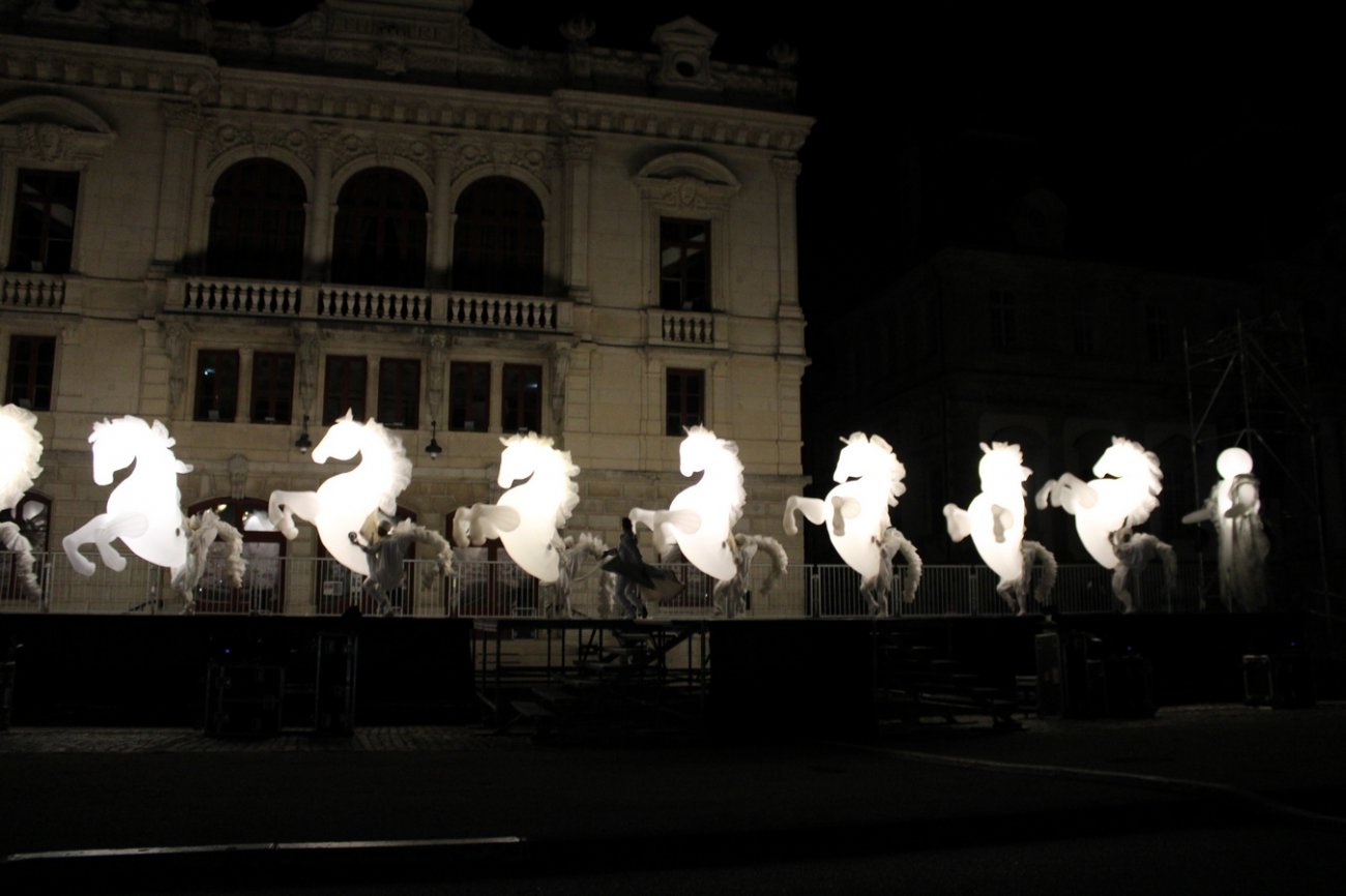AUTUN : Spectacle poétique et féérique sur la place du Champ de Mars envahie par des milliers de ...