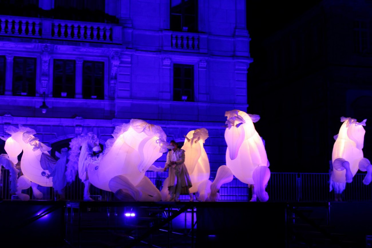 AUTUN : Spectacle poétique et féérique sur la place du Champ de Mars envahie par des milliers de ...