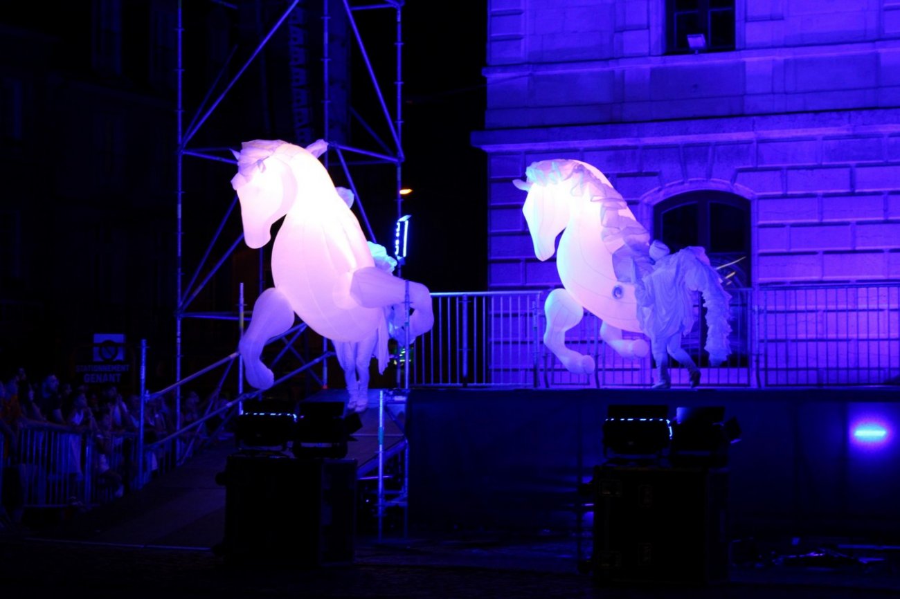 AUTUN : Spectacle poétique et féérique sur la place du Champ de Mars envahie par des milliers de ...