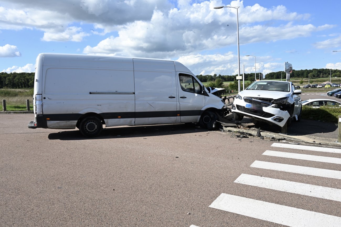 TORCY : Un blessé dans une spectaculaire collision sur la zone Coriolis - Creusot Infos