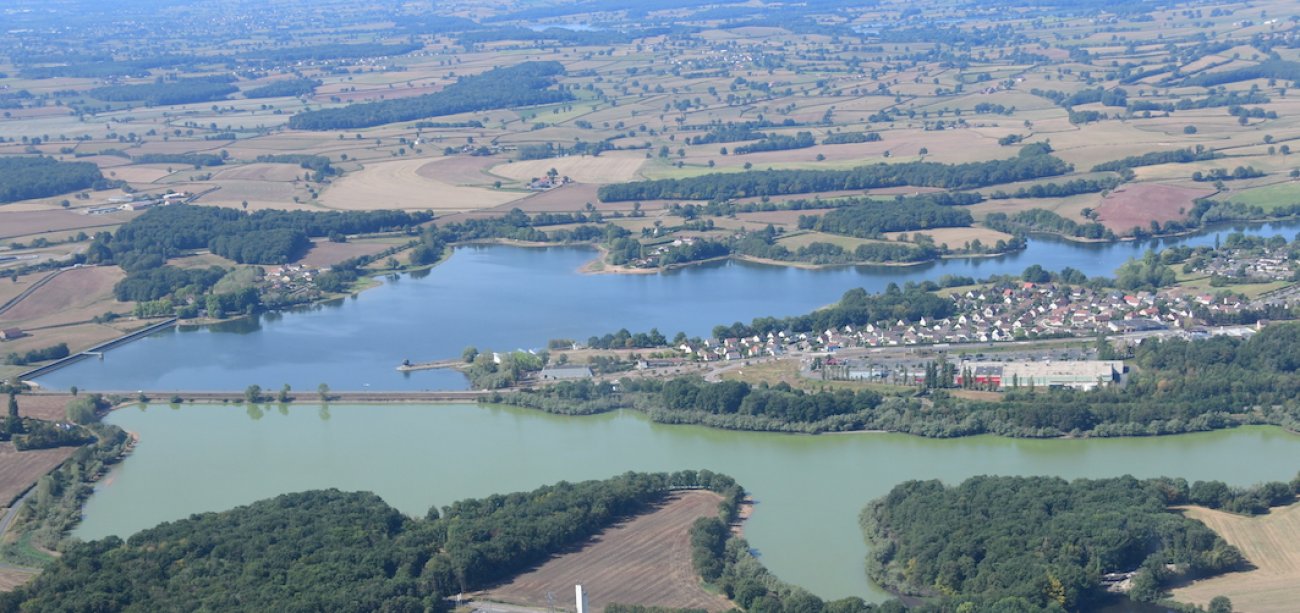 PHOTOS : L’incroyable différence des eaux des deux Lacs de Torcy