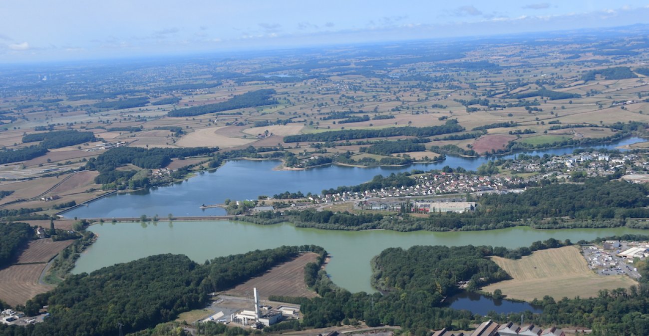 PHOTOS : L’incroyable différence des eaux des deux Lacs de Torcy