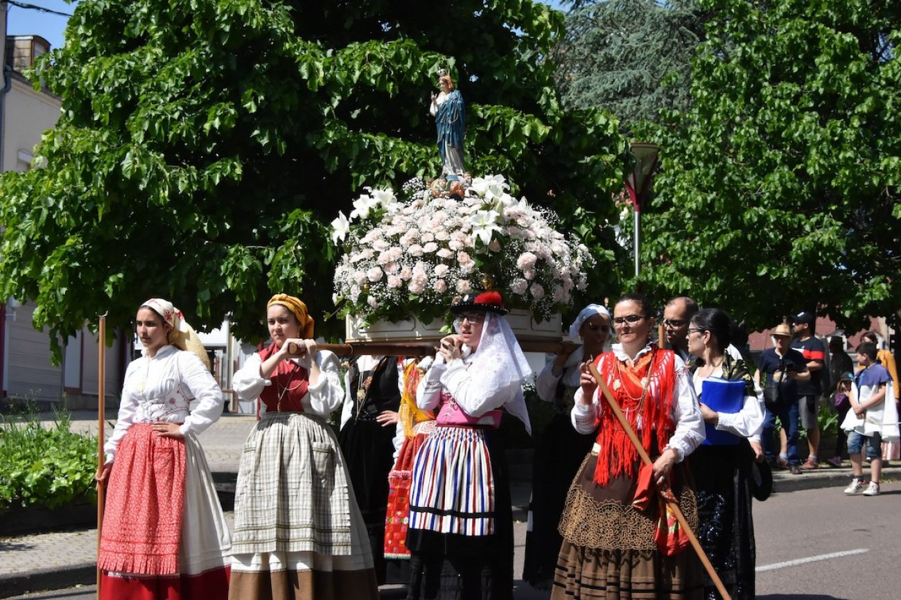 LE CREUSOT : Pleins feux sur la procession et la messe de la Fête ...