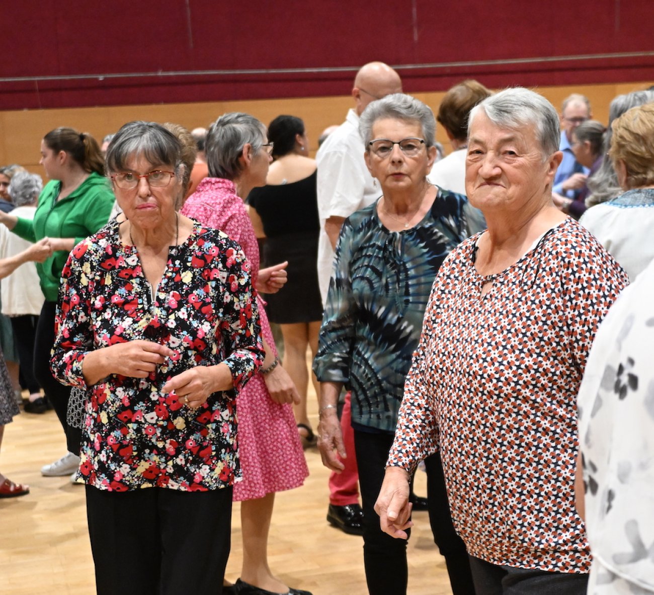 LE CREUSOT : Quelle ambiance au premier thé dansant de la saison, avec ...