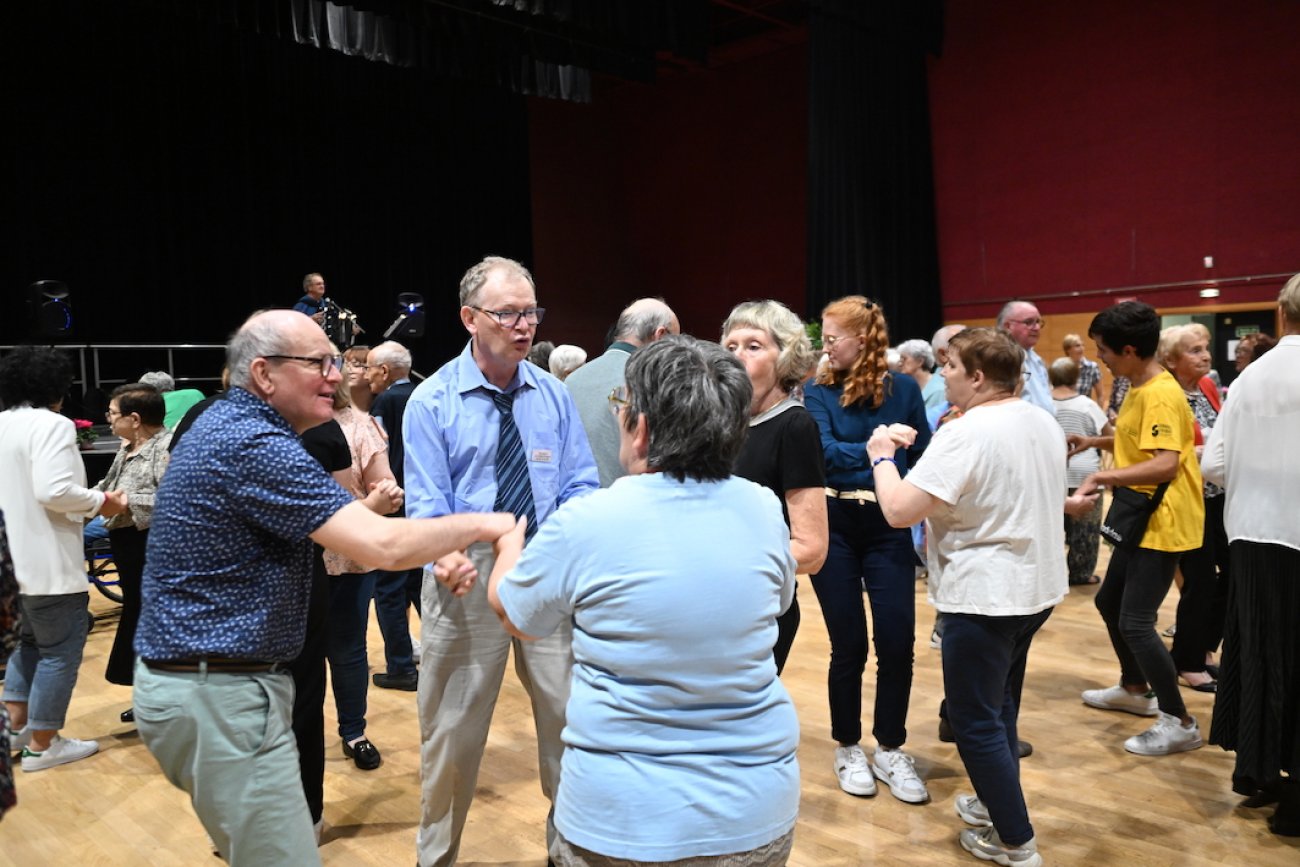 LE CREUSOT : Quelle ambiance au premier thé dansant de la saison, avec ...