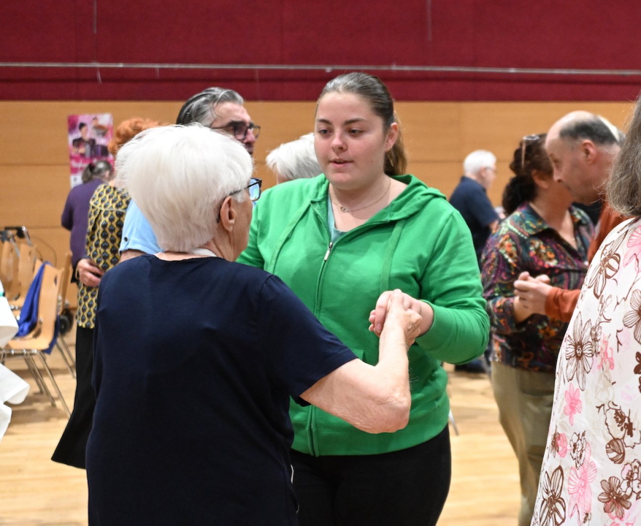 LE CREUSOT : Quelle ambiance au premier thé dansant de la saison, avec ...
