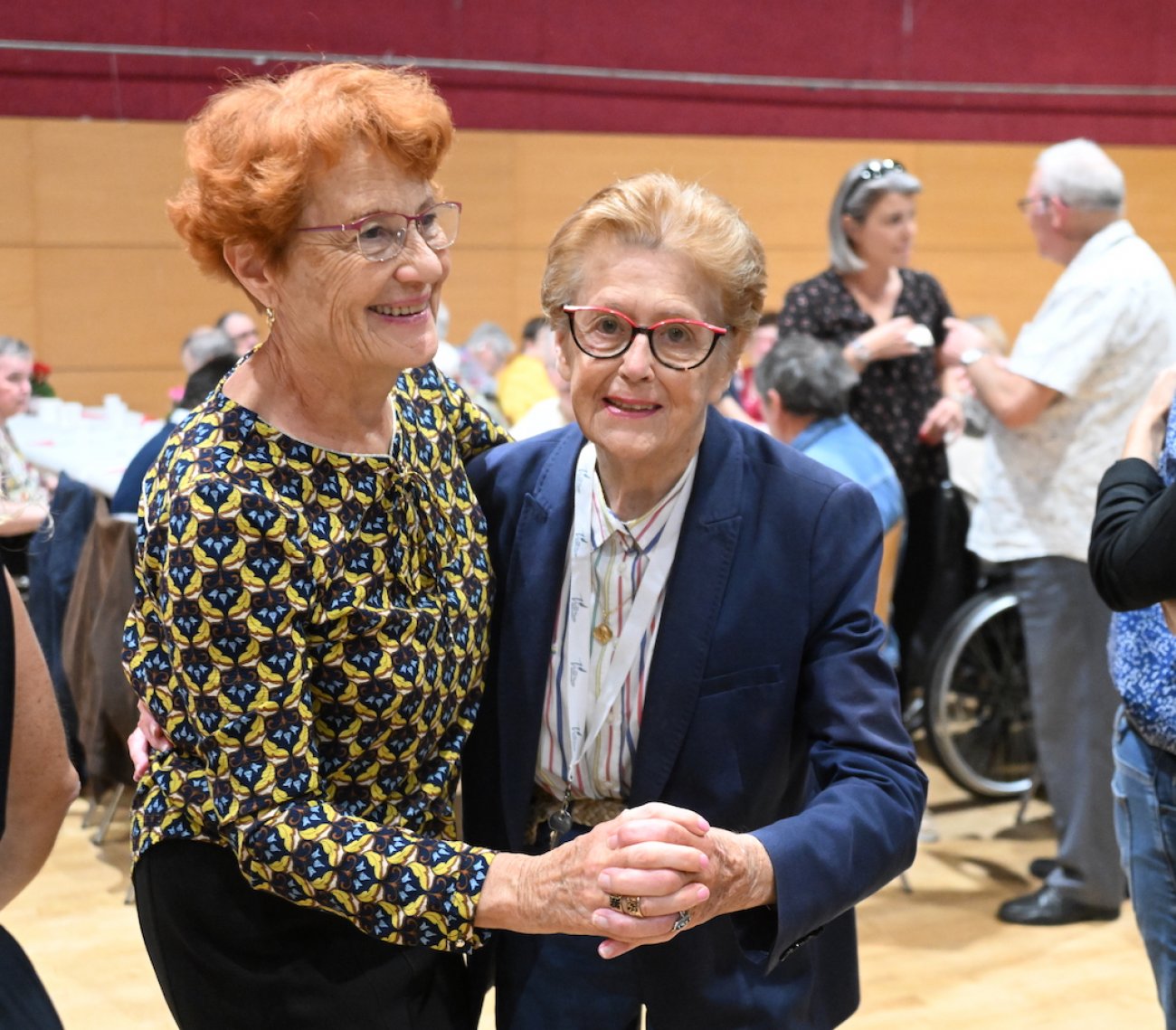 LE CREUSOT : Quelle ambiance au premier thé dansant de la saison, avec ...