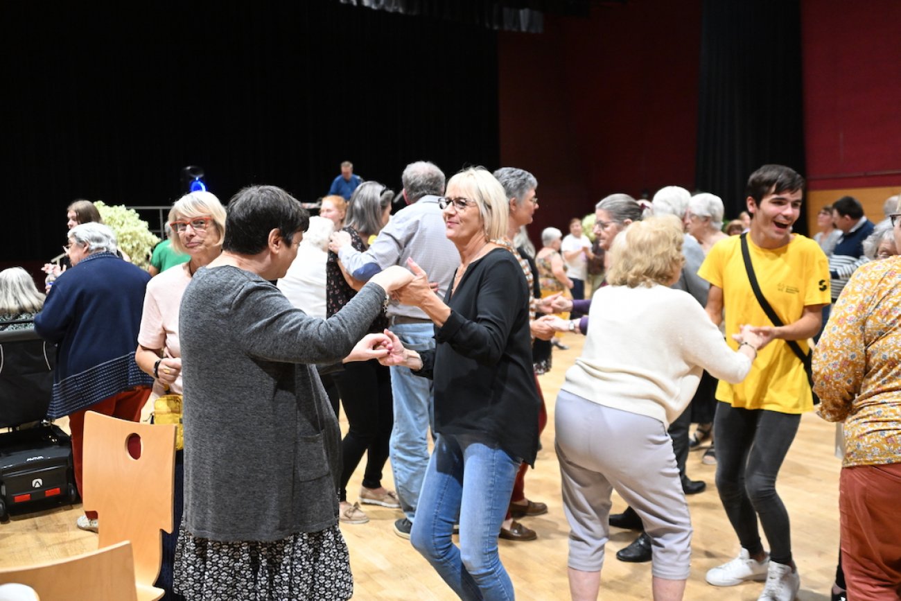LE CREUSOT : Quelle ambiance au premier thé dansant de la saison, avec ...
