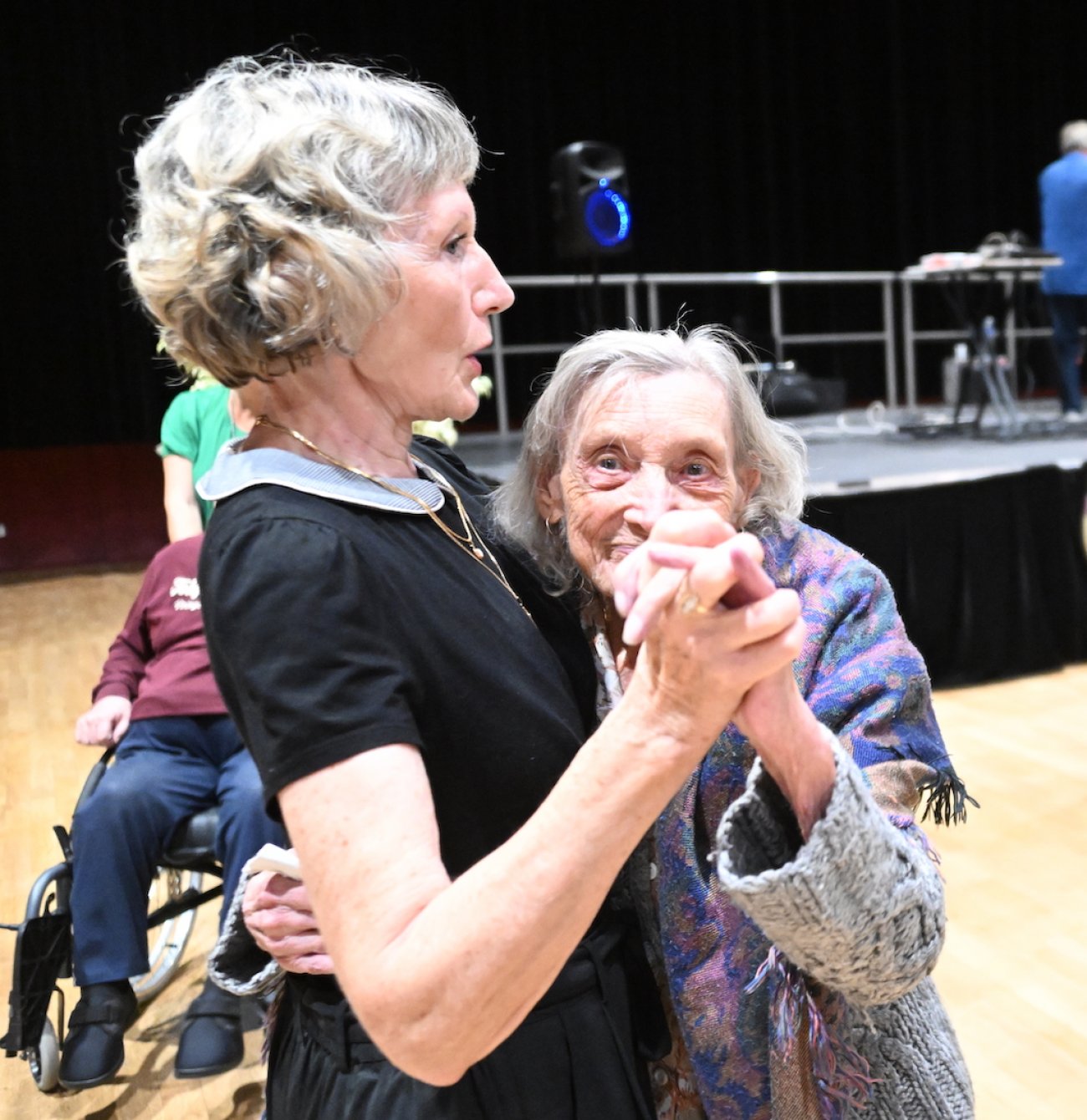 LE CREUSOT : Quelle ambiance au premier thé dansant de la saison, avec ...