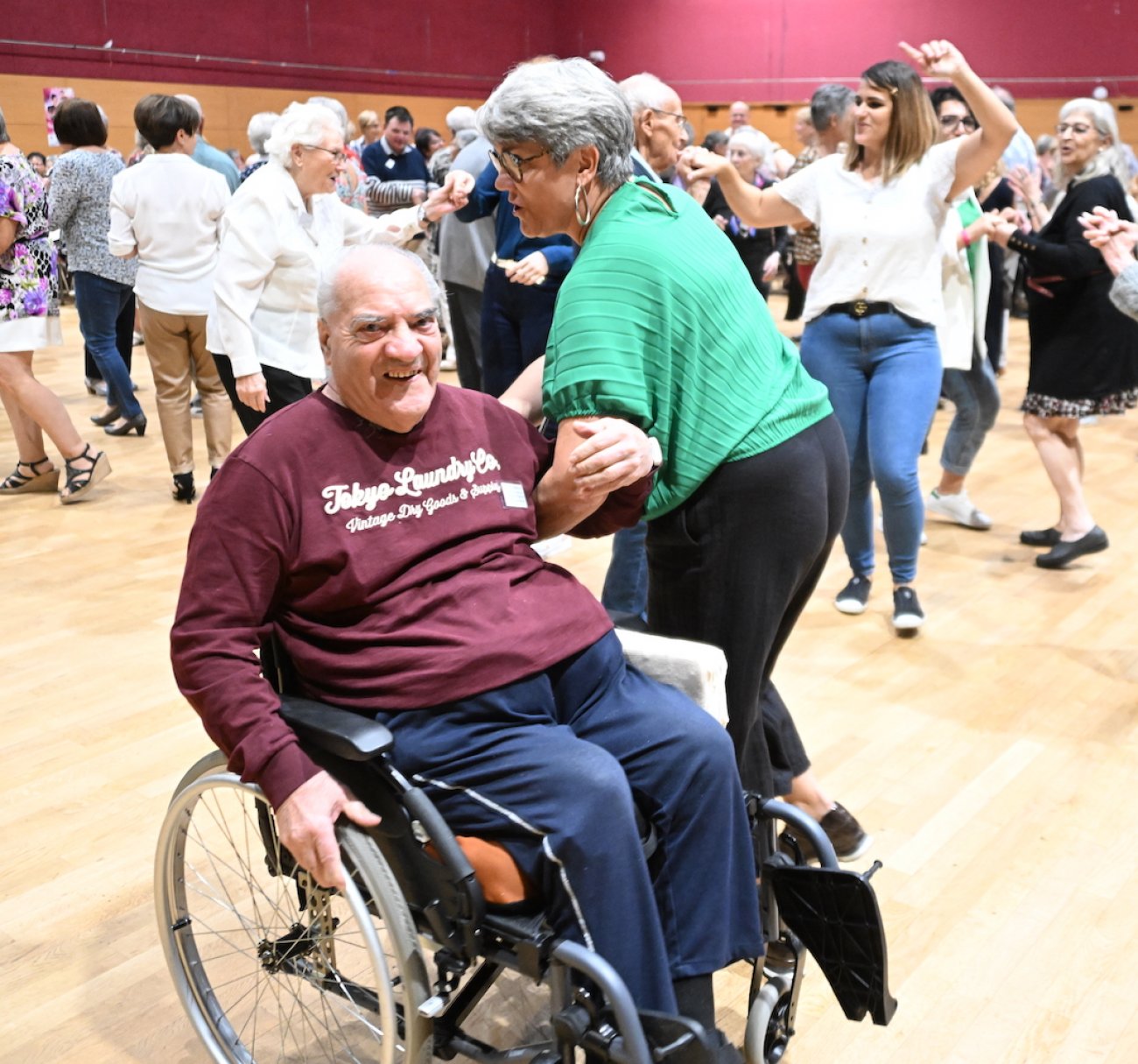 LE CREUSOT : Quelle ambiance au premier thé dansant de la saison, avec ...