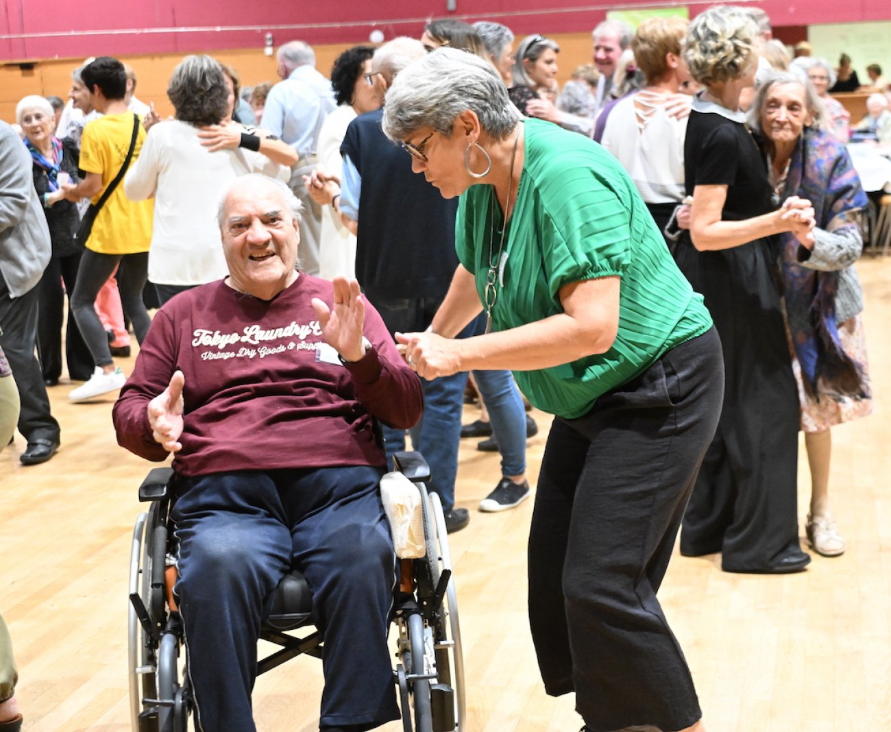 LE CREUSOT : Quelle ambiance au premier thé dansant de la saison, avec ...