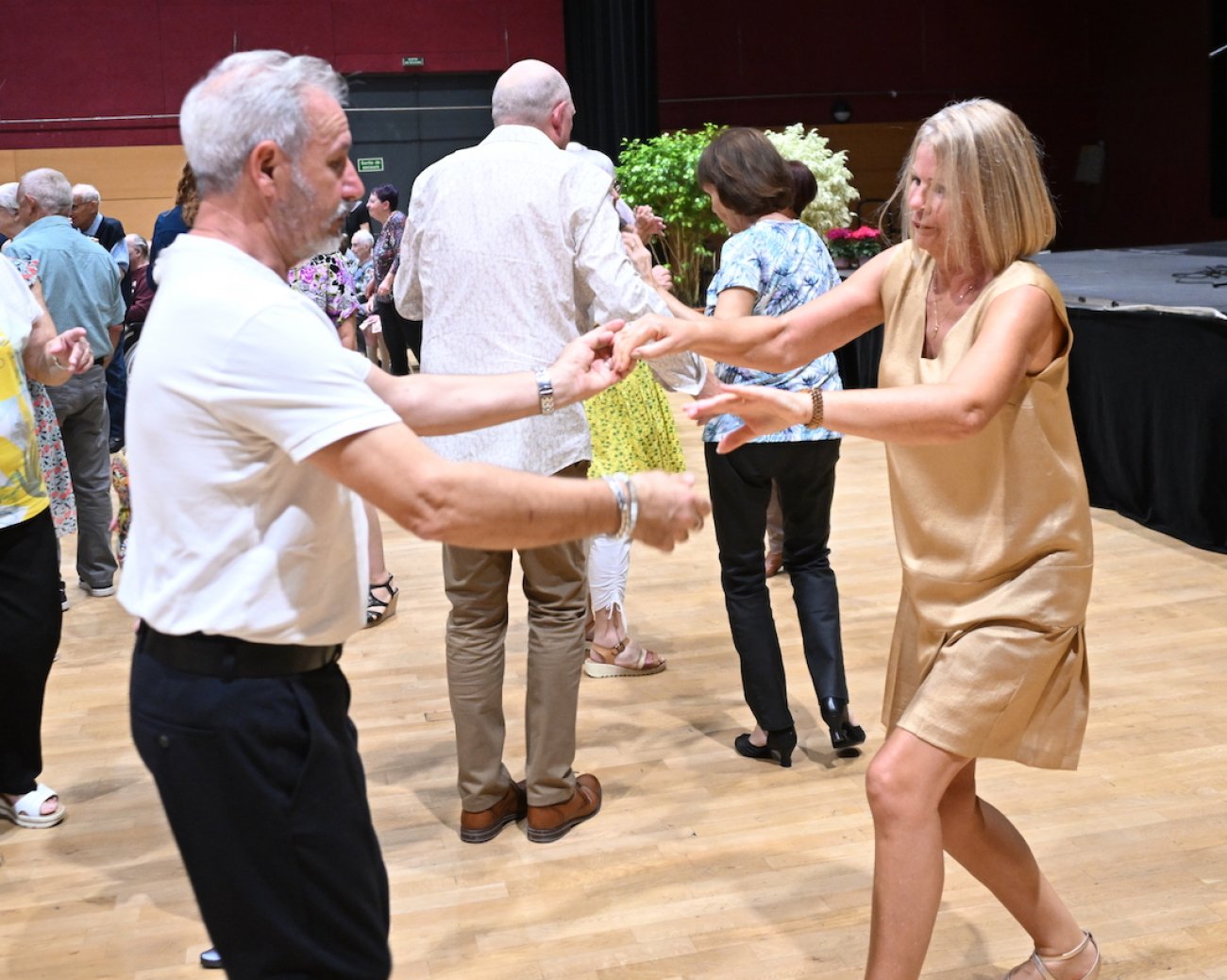 LE CREUSOT : Quelle ambiance au premier thé dansant de la saison, avec ...