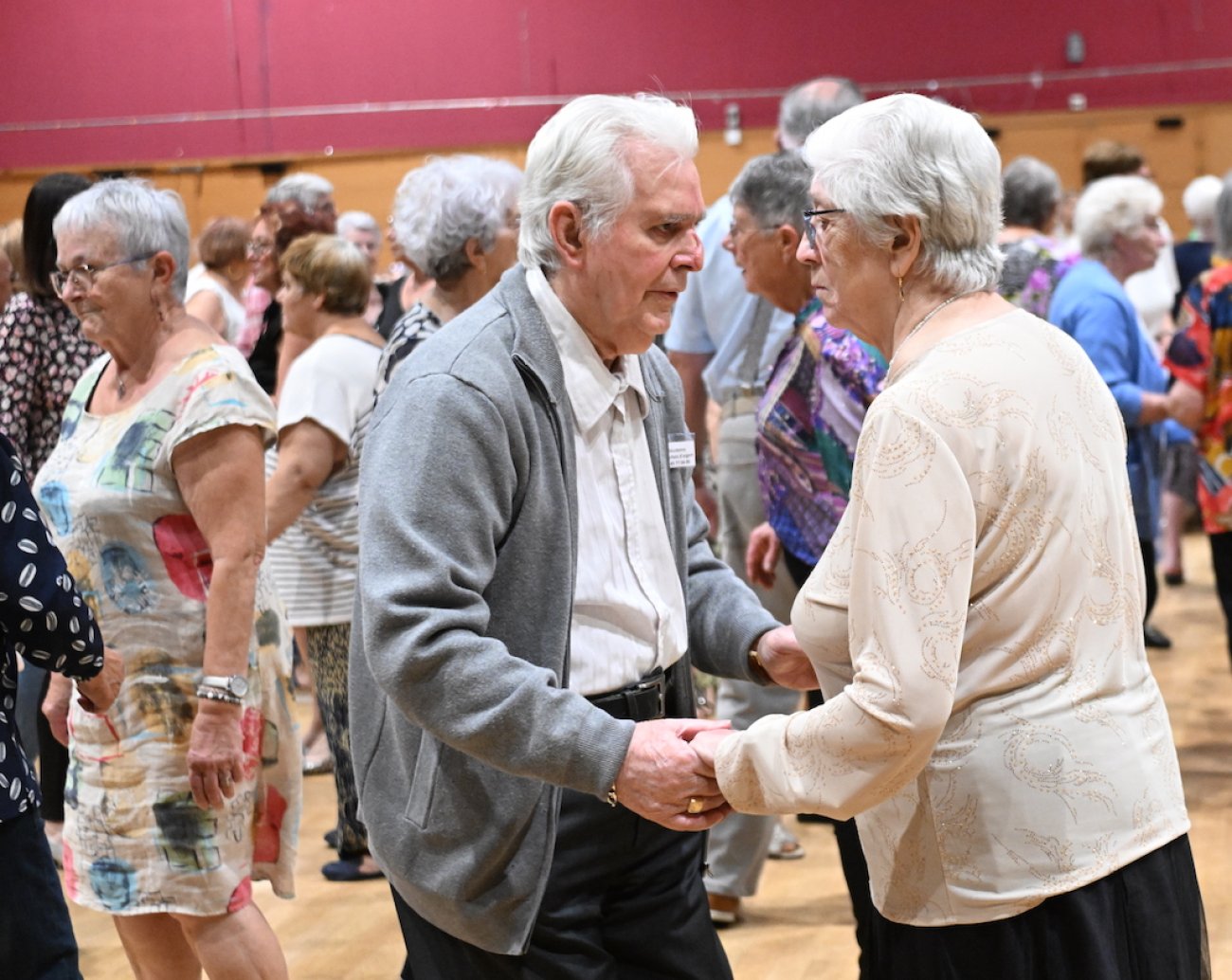 LE CREUSOT : Quelle ambiance au premier thé dansant de la saison, avec ...