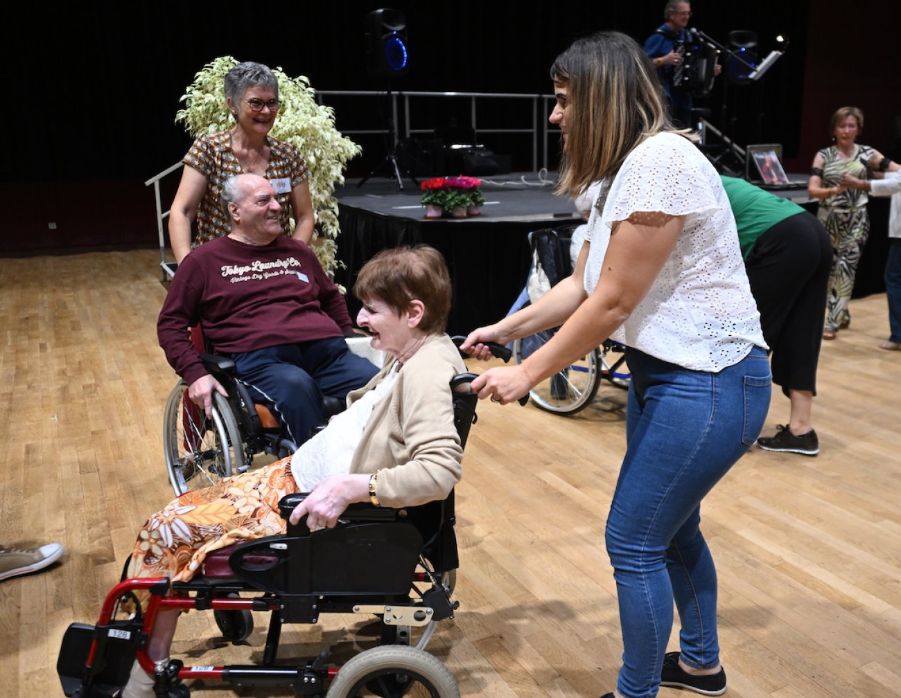 LE CREUSOT : Quelle ambiance au premier thé dansant de la saison, avec ...