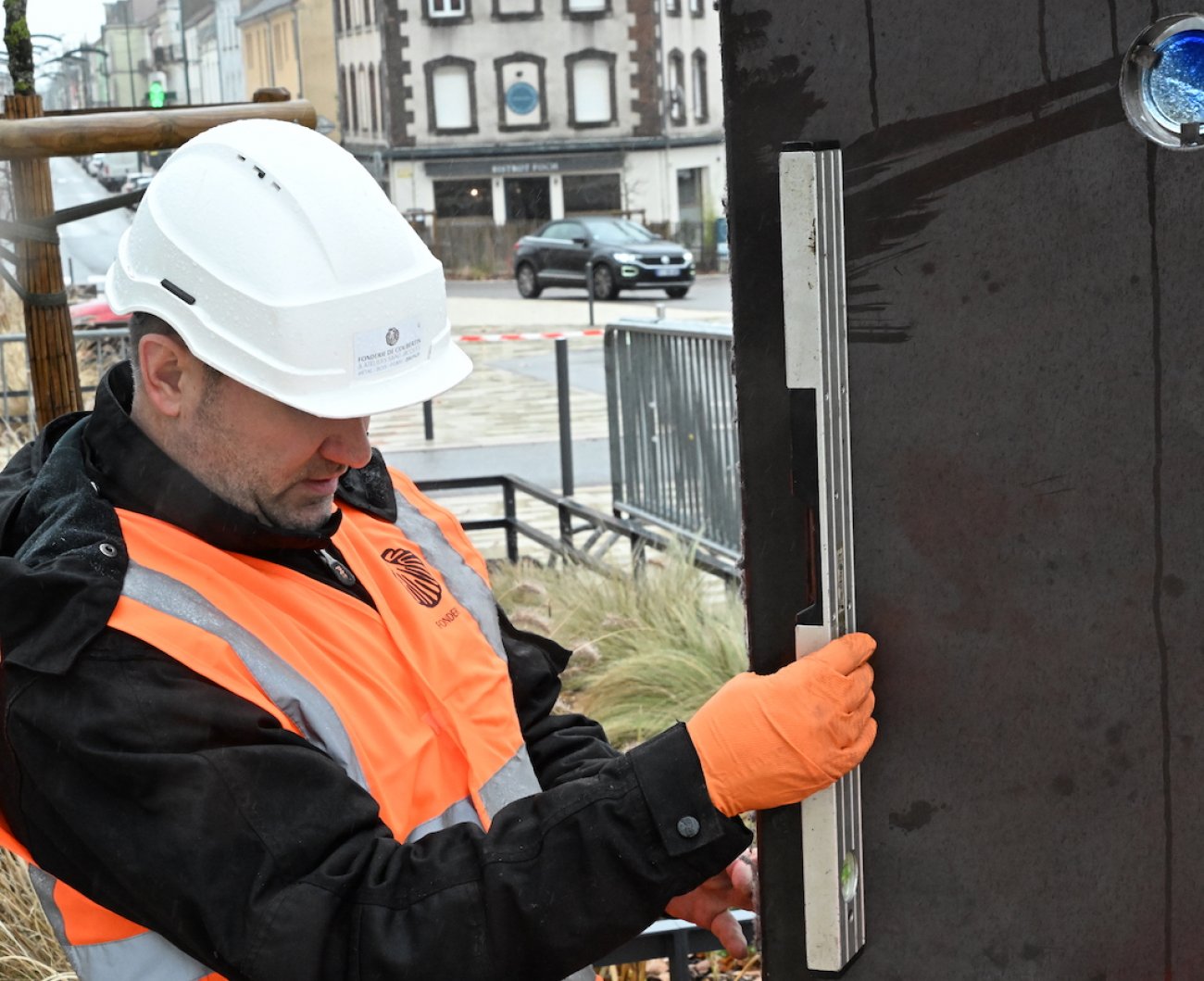 LE CREUSOT : L’œuvre monumentale de Michel Granger a été installée ...