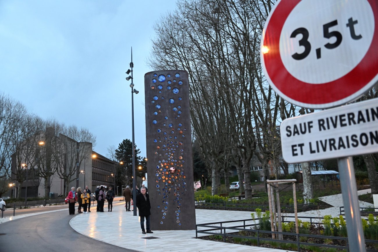LE CREUSOT : L’œuvre monumentale de Michel Granger a été mise en ...
