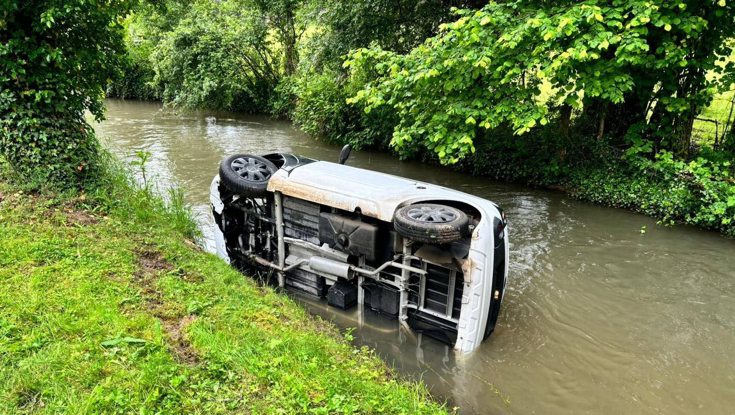 SELONGEY : Une voiture finit sa course sur le flanc dans la Venelle - Infos Dijon