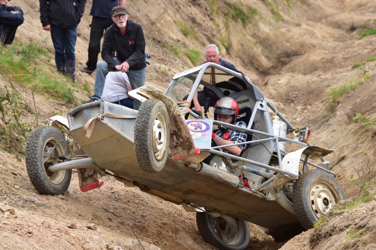 SAONE ET LOIRE : Les 2CV font le spectacle aux Combes Grondées ...