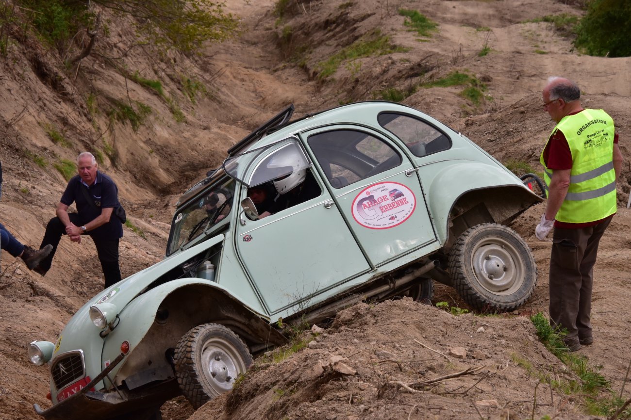 SAONE ET LOIRE : Les 2CV font le spectacle aux Combes Grondées ...