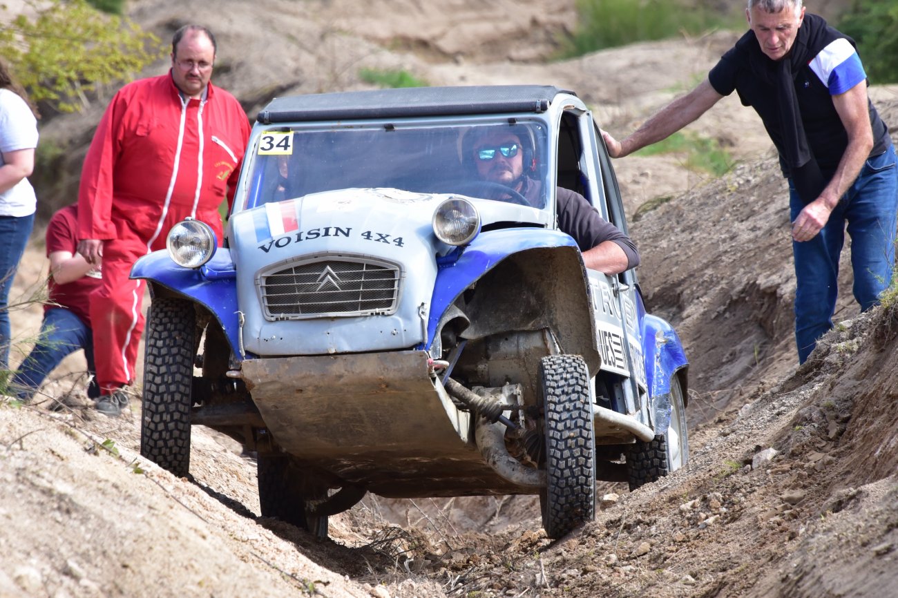 SAONE ET LOIRE : Les 2CV font le spectacle aux Combes Grondées ...