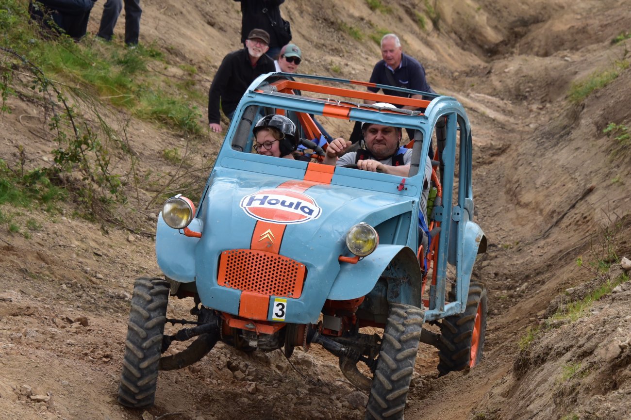 SAONE ET LOIRE : Les 2CV font le spectacle aux Combes Grondées ...